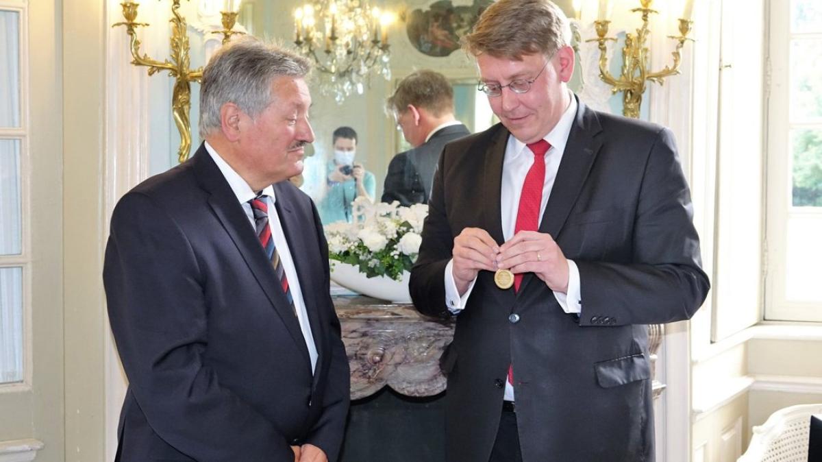 Ehemaliger Landrat Reinhard Winter erhält Emslandmedaille