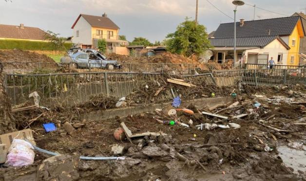 Handwerker um Sebastian Menke helfen im Hochwassergebiet
