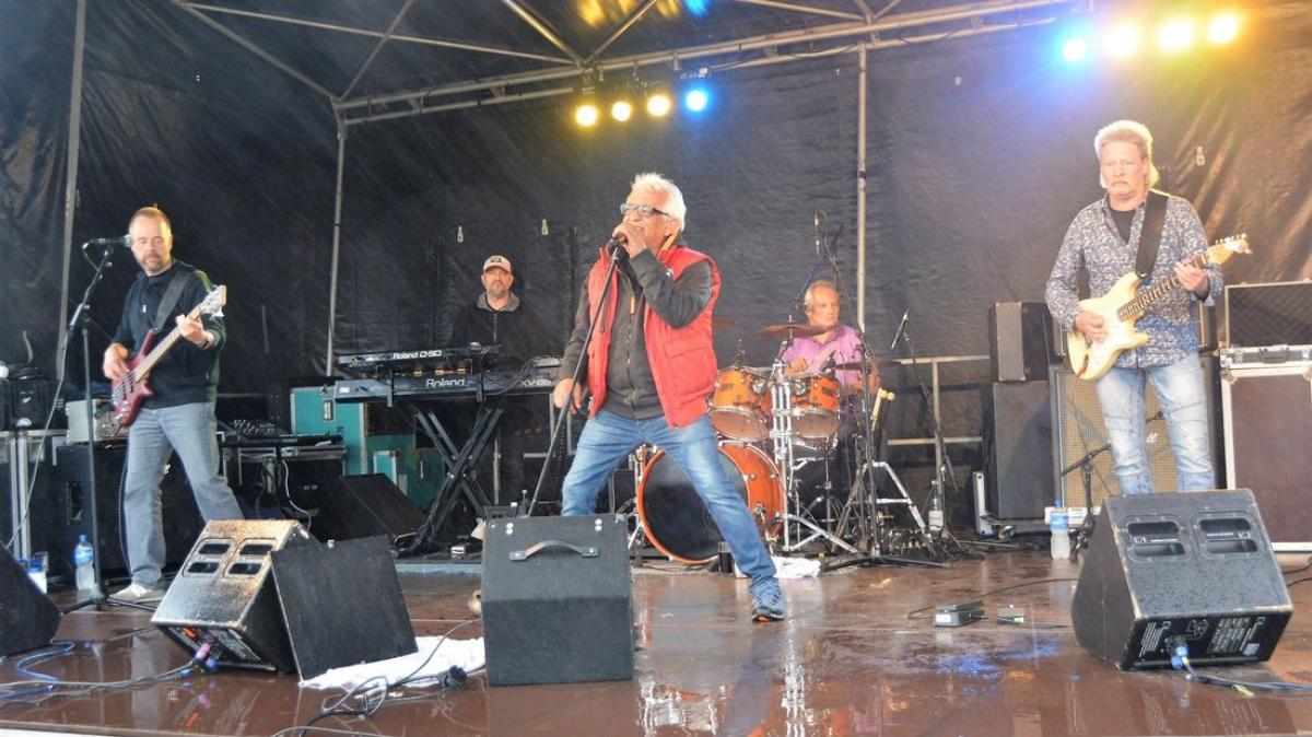 "First Take" rockt im Regen beim Konzert am Hasesee in Bramsche