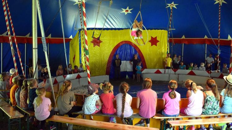 Zirkus Traber probt mit über 70 Kindern im Kinderferiendorf.