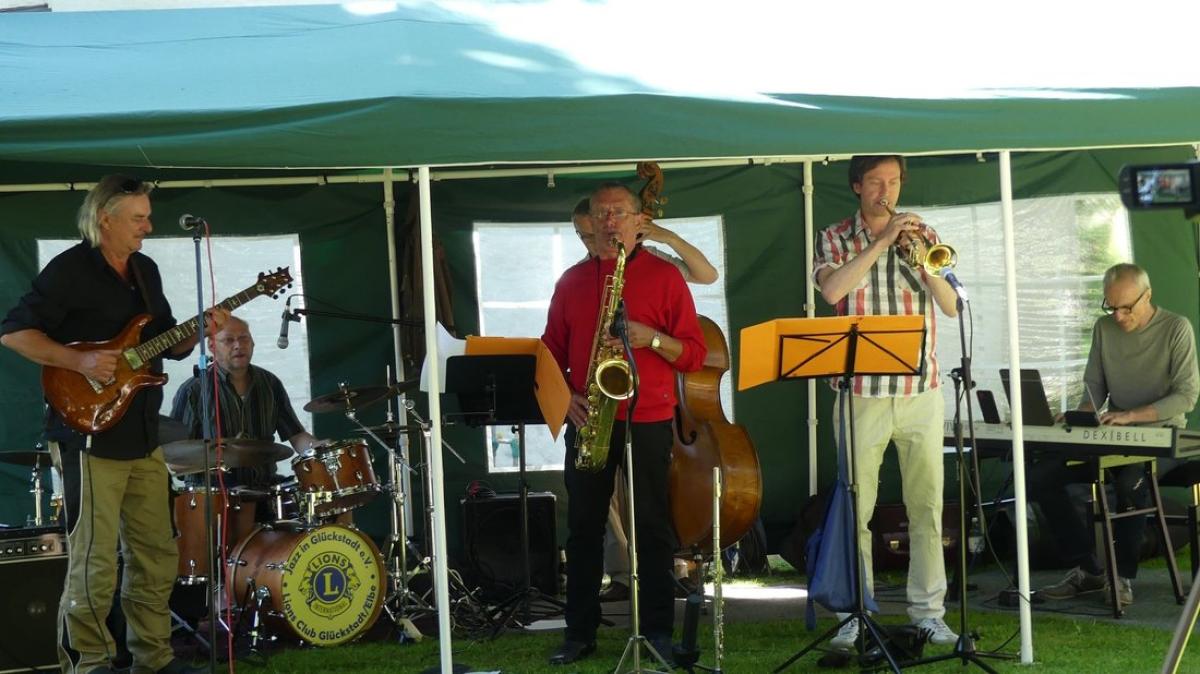 Jazz Infusion spielen Open-Air-Konzert im Glückstädter Kirchpark