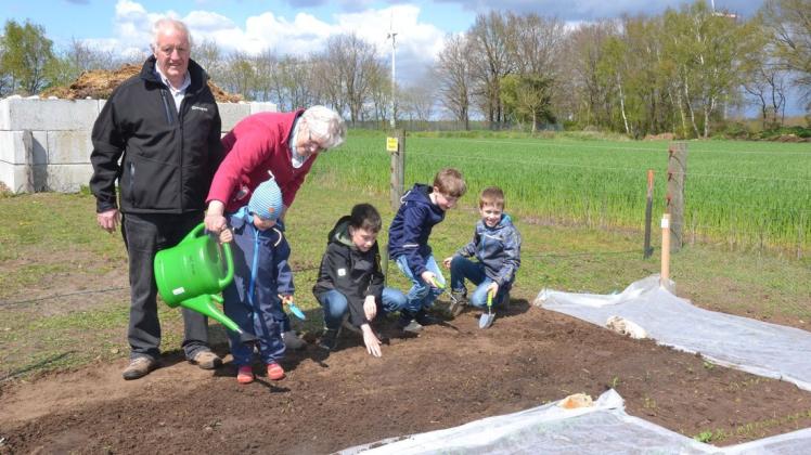 Lisa und Johannes Reker aus Varenrode unterstützen Hobbygärtner