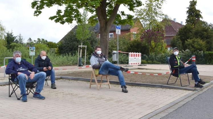 Schacht-Audorf: Im Campingstuhl auf die Corona-Impfung warten