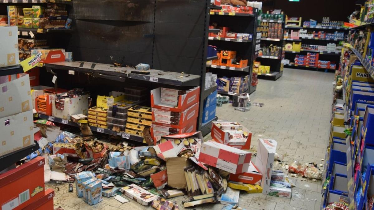 Heider Feuerwehr muss Feuer bei Kaufland in Marktpassage löschen.