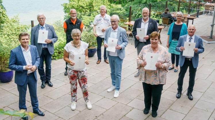 Verdienstnadel für acht Blutspender aus dem Raum Flensburg