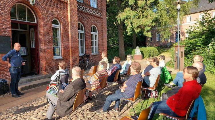 Interessanter Vortrag über die Loki-Schmidt-Stiftung vorm Museum