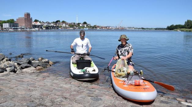 Tobian Matthiessen aus Kappeln räumt die Schlei auf