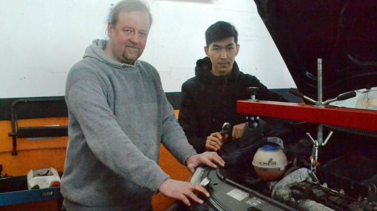 Junger Afghane erfreut Kfz-Meister Thomas Jeske in Malente