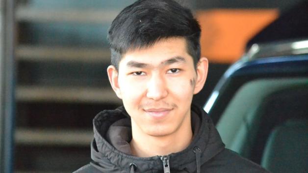 Junger Afghane erfreut Kfz-Meister Thomas Jeske in Malente