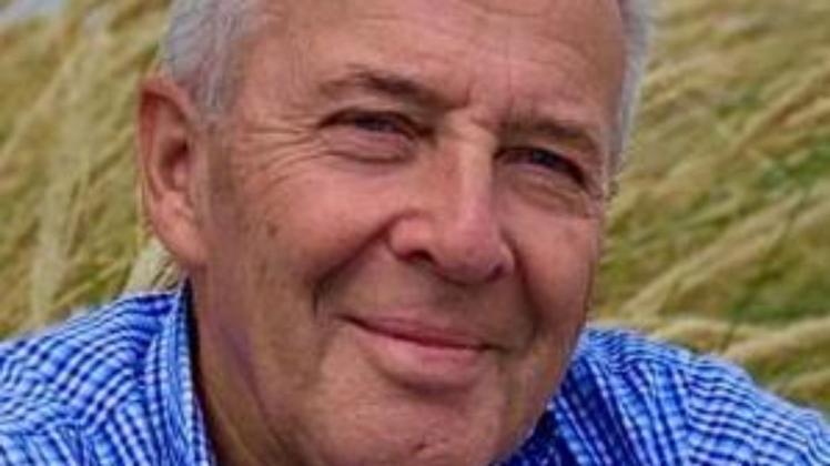 (Plus) Rainer Bösel erinnert sik: „De Bischof vertellt Dööntjes“. | SHZ