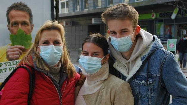 Teilweise bildeten sich Warteschlangen vor Geschäften in Stormarn | SHZ