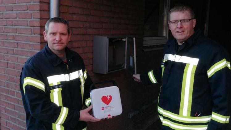 Für jeden zugänglich: Feuerwehr Lathen beschafft Defibrillator