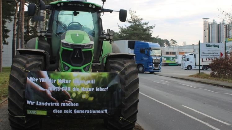 Landwirte setzen Zeichen vor Bünting-Lager in Wallenhorst