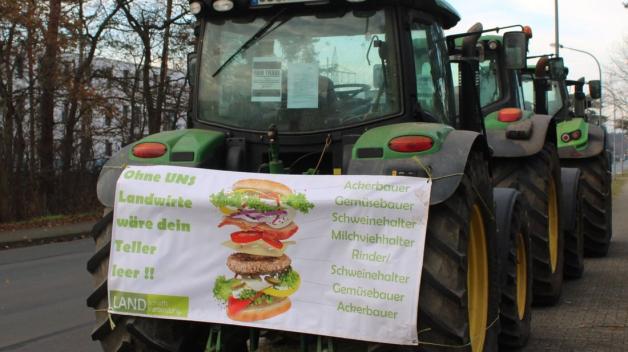 Landwirte setzen Zeichen vor Bünting-Lager in Wallenhorst