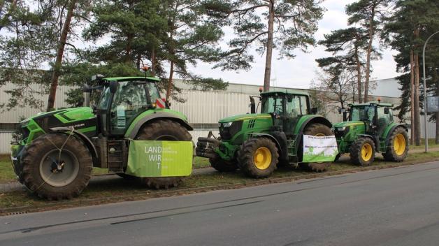 Landwirte setzen Zeichen vor Bünting-Lager in Wallenhorst