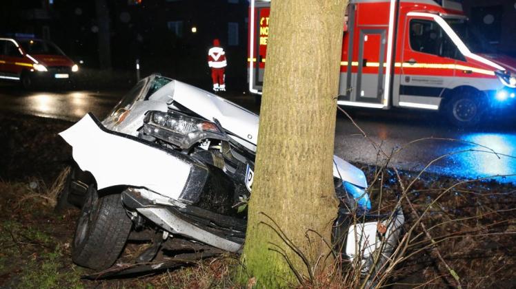 Unfall in Prisdorf: Auto prallt frontal gegen Baum | SHZ