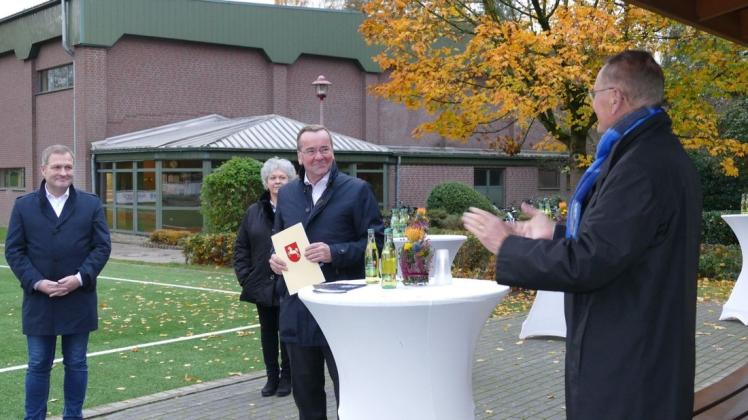 Innenminister Pistorius bringt 350.000 Euro nach Bad Rothenfelde