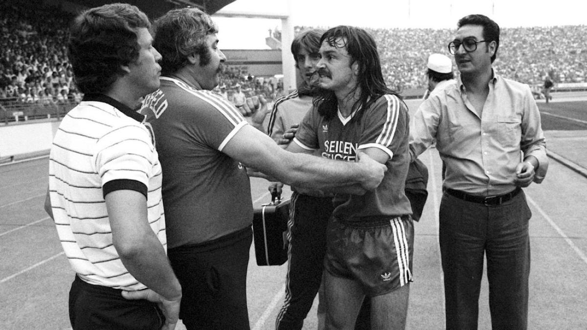 Blick ins Geschichtsbuch: Das Horror-Foul der Bundesliga an | DKO