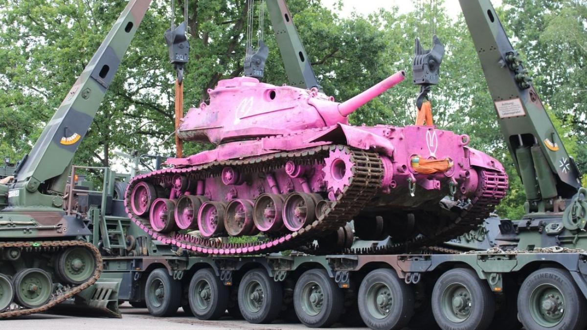 Museum sucht Erinnerungen an den (pinken) Panzer der Großen Höhe