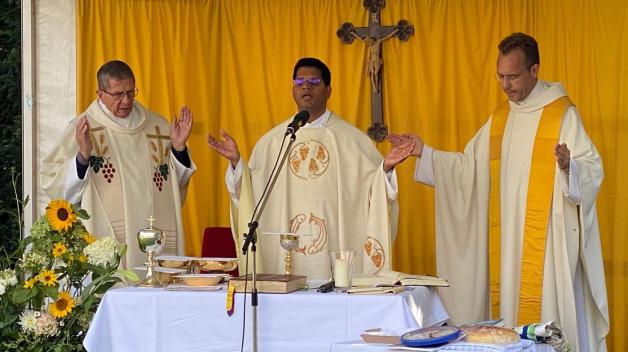 Pater Shibu Thekkinedath in Bohmte feierlich als Pfarrer