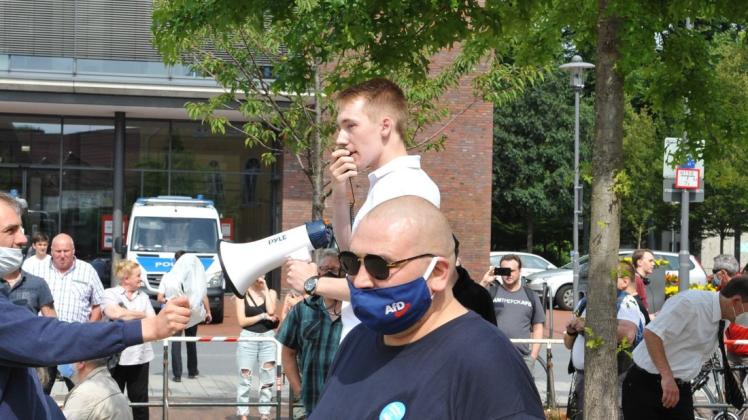 Meppen: Polizeizaun trennt AfD und Gegendemonstranten | NOZ