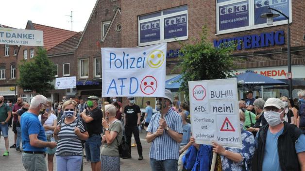 Meppen: Polizeizaun trennt AfD und Gegendemonstranten