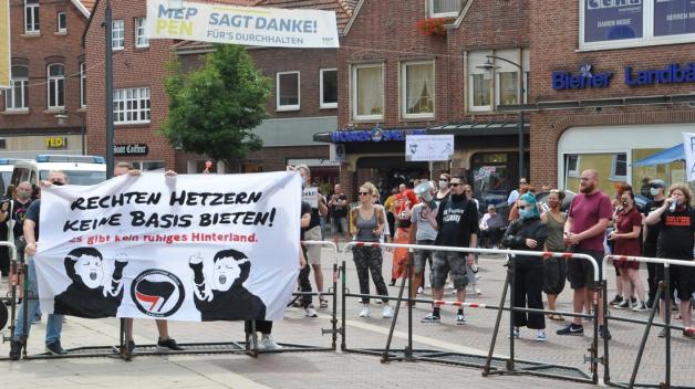 Meppen: Polizeizaun trennt AfD und Gegendemonstranten