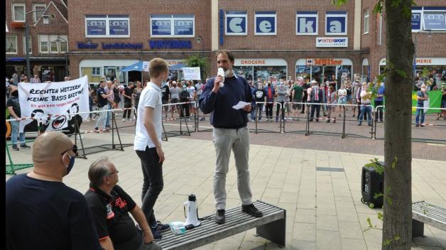 Meppen: Polizeizaun trennt AfD und Gegendemonstranten | NOZ