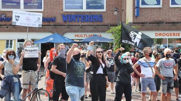 Meppen: Polizeizaun trennt AfD und Gegendemonstranten | NOZ