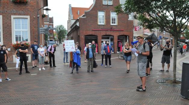 Meppen: Polizeizaun trennt AfD und Gegendemonstranten