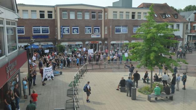Meppen: Polizeizaun trennt AfD und Gegendemonstranten