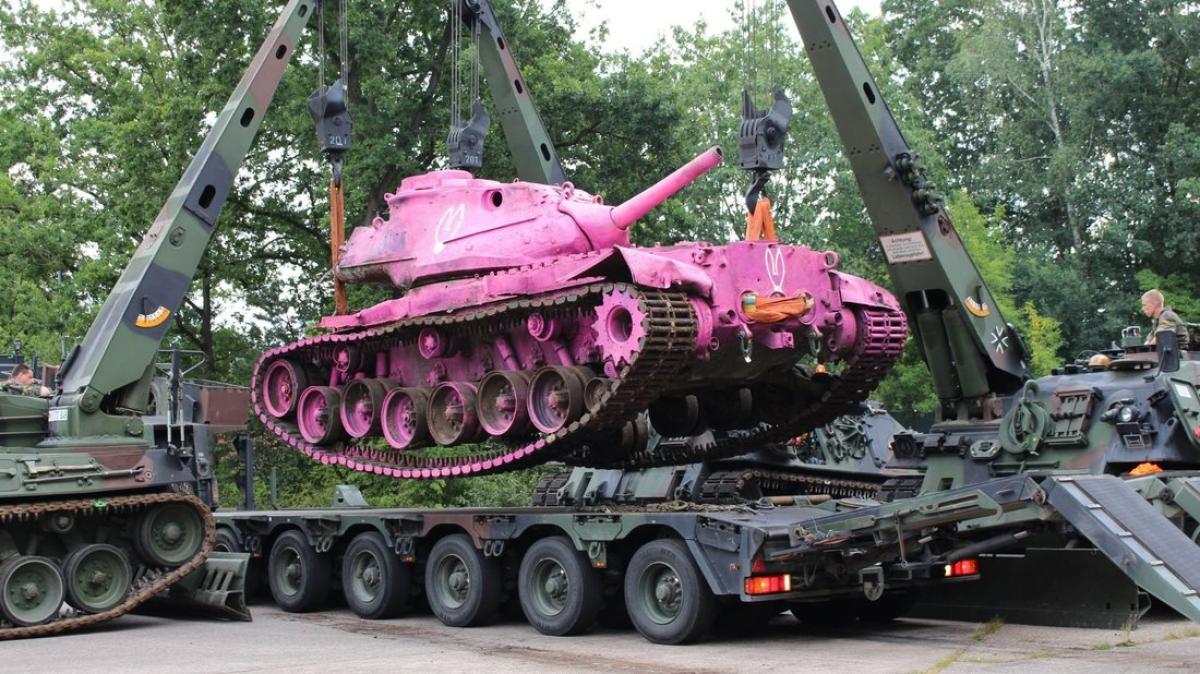 Der Pinke Panzer von der Großen Höhe: Weiter zum Erinnern, | DKO