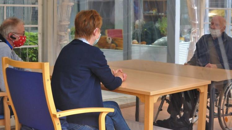 Zelte ermöglichen Lingener Pflegeheimbewohnern Familienbesuch