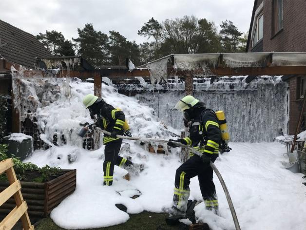 Holzlager neben Wohnhaus in Dörpen gerät in