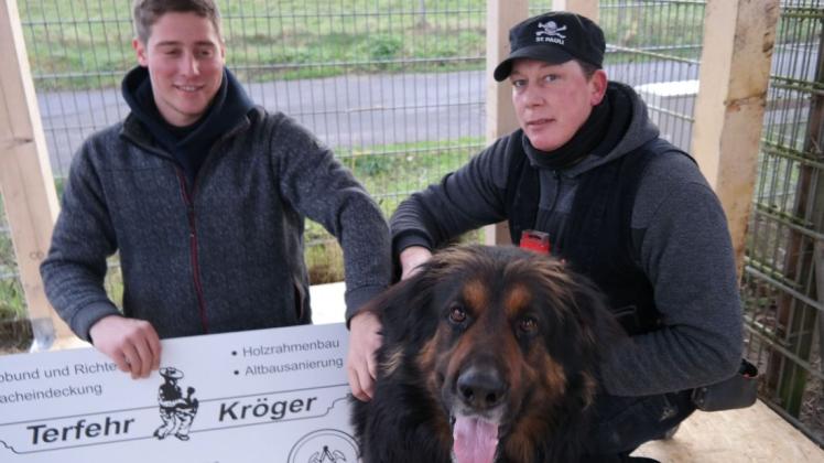 Handwerker mit Herz für Tiere bauen ehrenamtlich neue Hundehütte