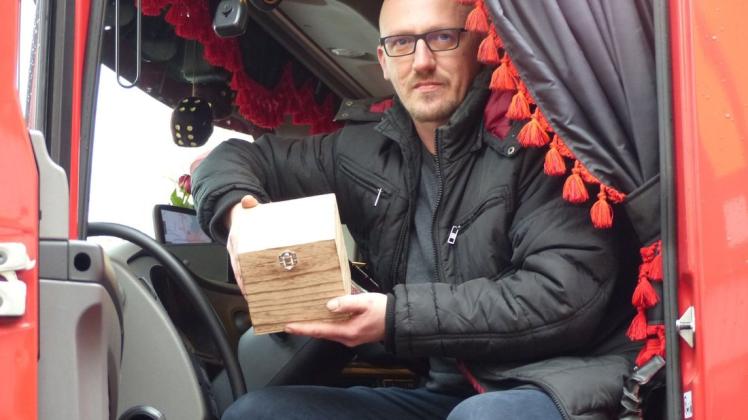 Trauer-Konvoi begleitet Urne mit der Asche von Lkw-Hund