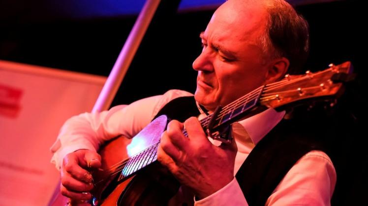 Peter Finger spielt Benefizkonzert im Blue