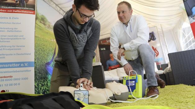 Doktor Defi zeigt in Osnabrück, wie man zum Lebensretter werden
