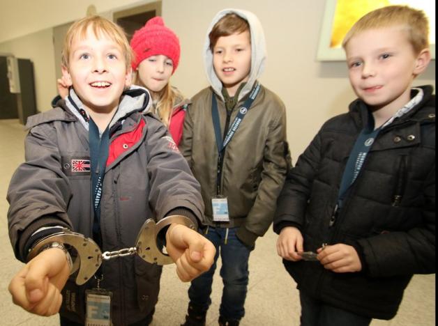 Kinder als Zollbeamte: Adventstürchen-Aktion auf dem Flughafen