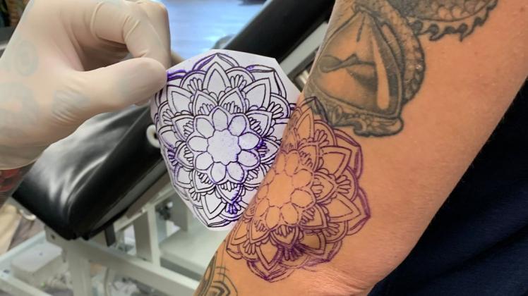 Storytelling: So entsteht ein Tattoo im Meller Tattoostudio | NOZ