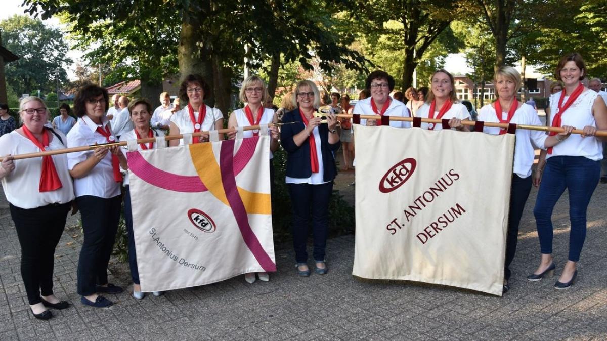 Mit neuer Fahne und buntem Programm: KFD Dersum feiert 100.