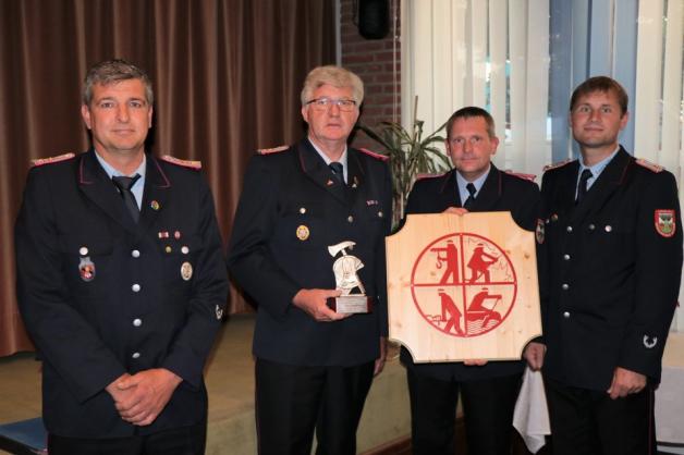 Gemeindebrandmeister Kuhlmann in Lathen verabschiedet