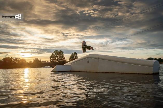 Wie ein sehbehinderter Junge das Wasserski-Fahren in Heede