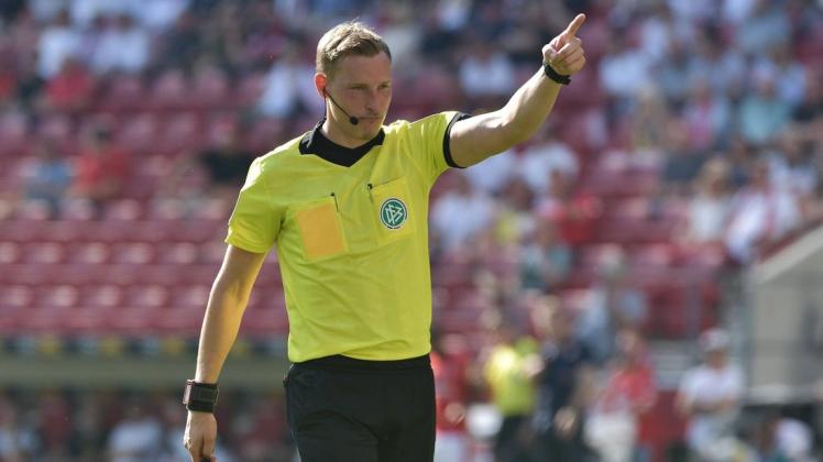 VfL Osnabrück: Schiedsrichter Petersen leitet Spiel gegen St.