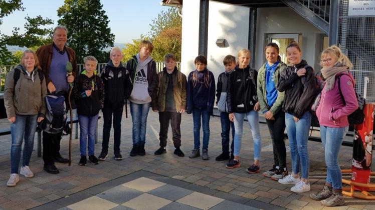 Meller Pastor Julius mit den neuen Vorkonfirmanden auf