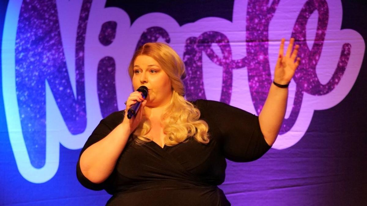 Komikerin Nicole Jäger beeindruckt in der Divarena mit ernsten