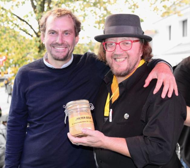 Wie das Partyvolk beim Ockermarkt in Hilter dem Regen