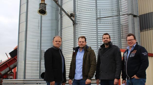 In Niederlangen werden aus alten Folien kleine Kugeln