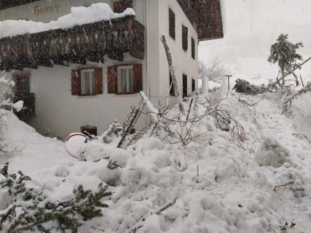 Lawinen und Überschwemmungen: Winterchaos in den Alpen