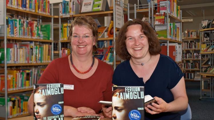 Melle liest ein Buch über mutige Frauen